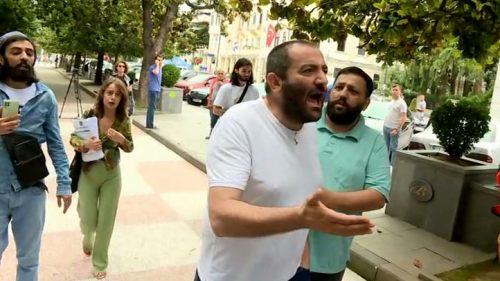 “ნუ ყვირიხარ თორე მოგწყვიტავ მაგ თავს” “შინ ევროპისკენ” წევრებს